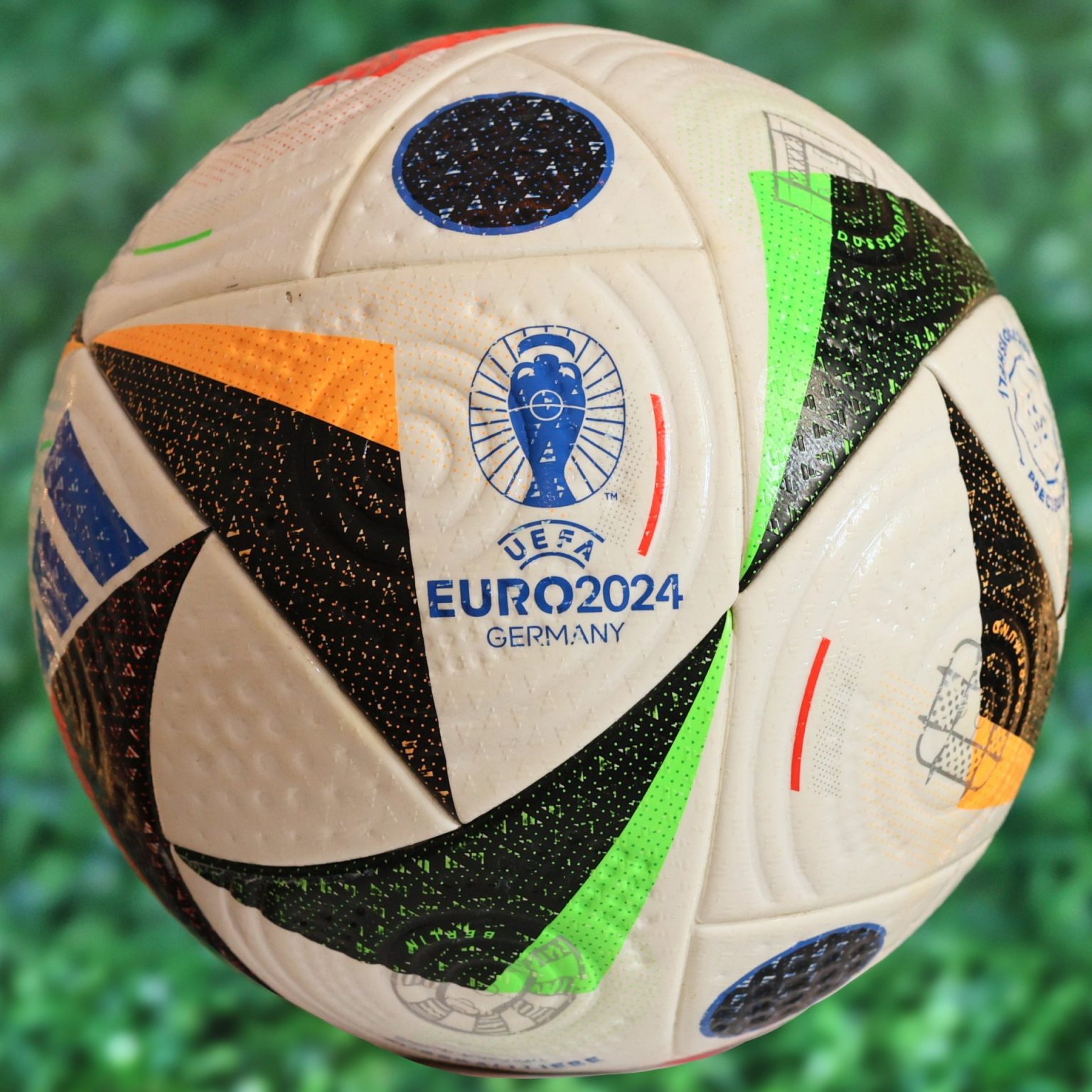 Futuristischer Adidas Ball für die UEFA Nations League 2024-25 ...