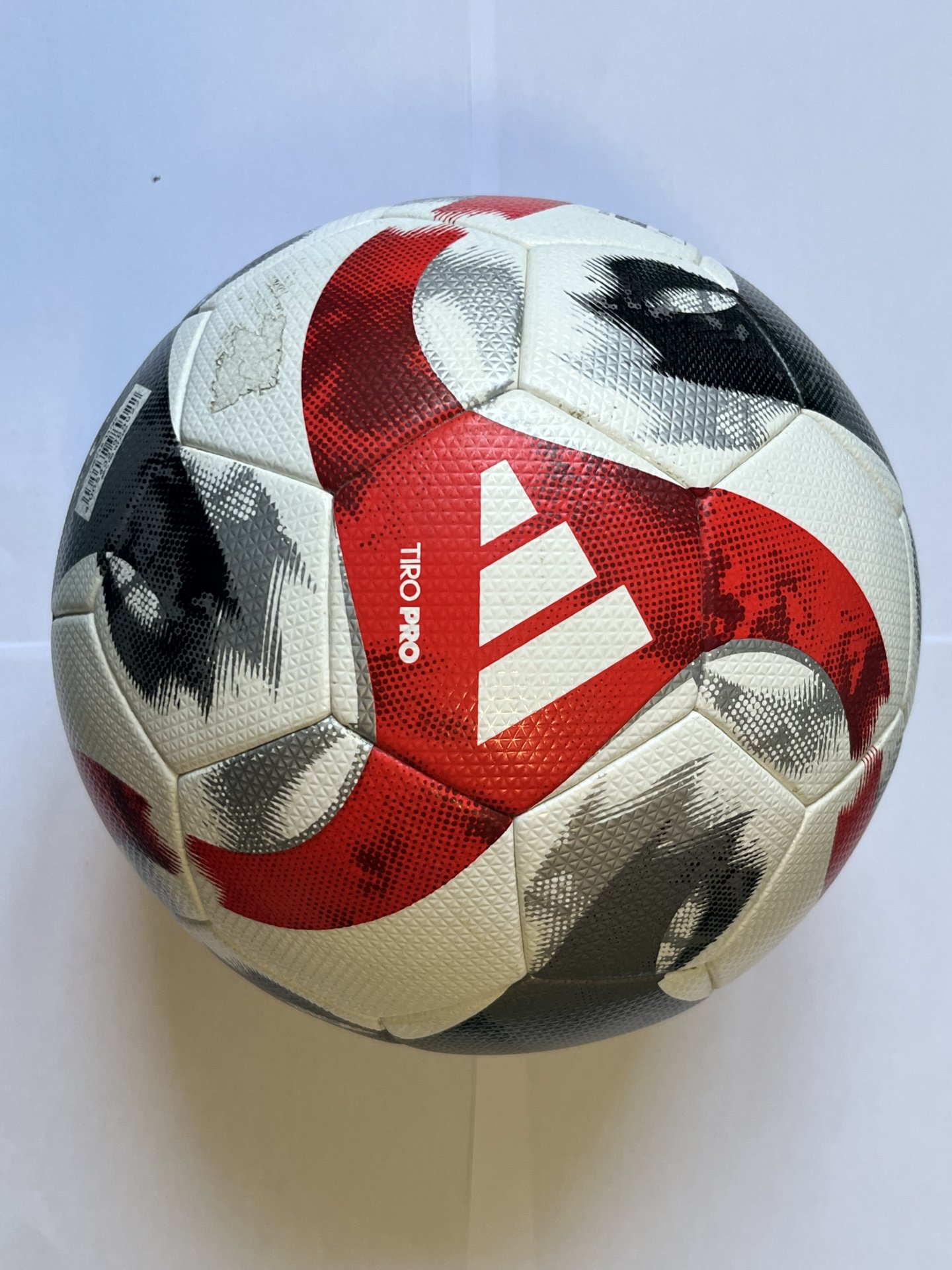 Adidas Tiro Pro – Ein solider Spielball mit Einschränkungen | Ball One